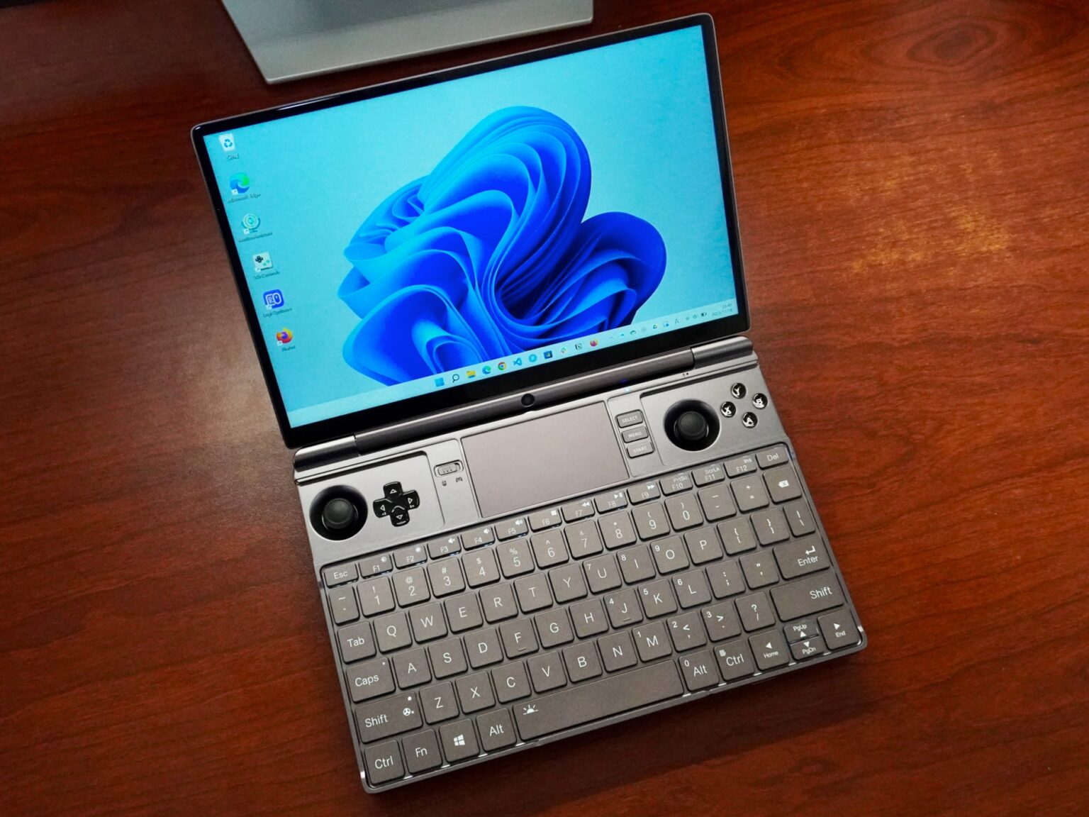 【レビュー】ゲームを全くしないのに「GPD WIN Max2」を買ってみた：完成度の高いUMPC | きなこぱん